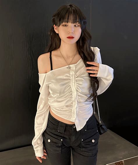 새틴 글로시 언발 크롭 셔링 오프숄더 셔츠 블라우스 3colors 에이블리