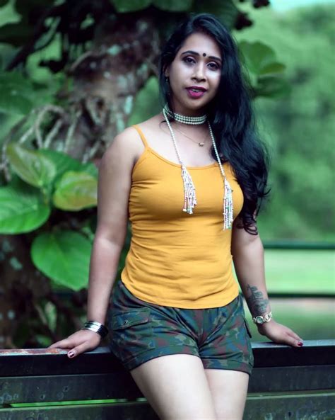 Photos ஏங்கவைக்கும் அழகு இளசுகளை ஈர்க்கும் மலையாள மாடல் கவுரி