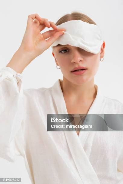 실크 패브릭 화이트 잠옷과 수면 마스크를 입고 카메라를 바라보는 예쁜 젊은 여성 20 24세에 대한 스톡 사진 및 기타 이미지 20 24세 가정 생활 건강한 생활방식