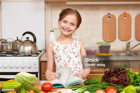 여자 요리 신선한 과일 및 야채 건강 식품 개념 테이블에 주방 인테리어 가구에 대한 스톡 사진 및 기타 이미지 가구 가정