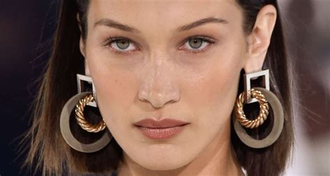 Ok ბელა ჰადიდის 70 იანი წლების სტილით ინსპირირებული ჩაცმულობა Ok Magazine