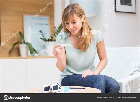 Woman Creating Temperature Chart Identify Day She Ovulates — Stock