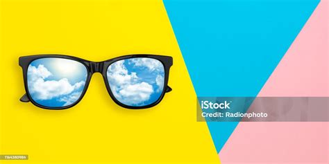 선글라스 는 디자인 요소 휴가 및 여행 최고 보기로 모형 여름 최소한의 개념 여러 가지 빛깔의 종이 배경에 반사 하늘과 구름선글라스로 만든 창조적 인 레이아웃 0명에 대한