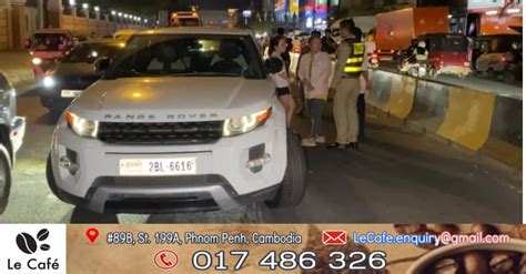 នារី វ័យក្មេង បេីករថយន្ត កៀរ ក្បាល ថ្ម ពុះ ចែក ទ្រូង ផ្លូវ បណ្ដាល ឱ្យរងការ ខូចខាត សារព័ត៌មាន