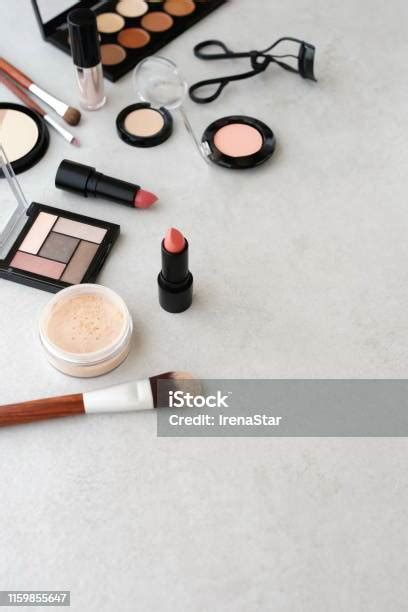 메이크업 제품 회색 배경 평면 평신도에 장식 화장품 패션과 뷰티 컨셉 맨 위 보기 공간을 복사합니다 0명에 대한 스톡 사진 및 기타 이미지 Istock