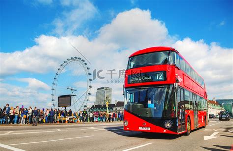 英国伦敦标志性的红色双层巴士高清摄影大图 千库网 英国伦敦标志性的红色双层巴士高清摄影大图 千库网