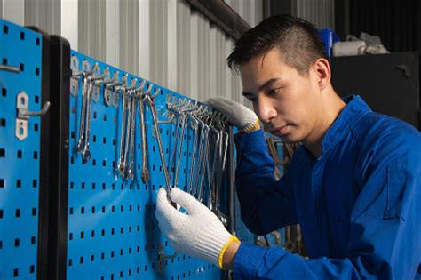 기업가 사업가 중소기업 소유자 차고 자동차 수리점 화가 점프 수트와 먼지 마스크를 착용 역학 도구를 따기 30 34세에 대한