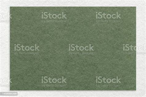 흰색 테두리 매크로가 있는 공예 녹색 색 종이 배경의 질감 빈티지 조밀 한 크래프트 올리브 판지의 구조 0명에 대한 스톡 사진