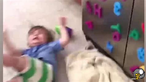 ویدیو خنده دار لیز خوردن بچه فیلو