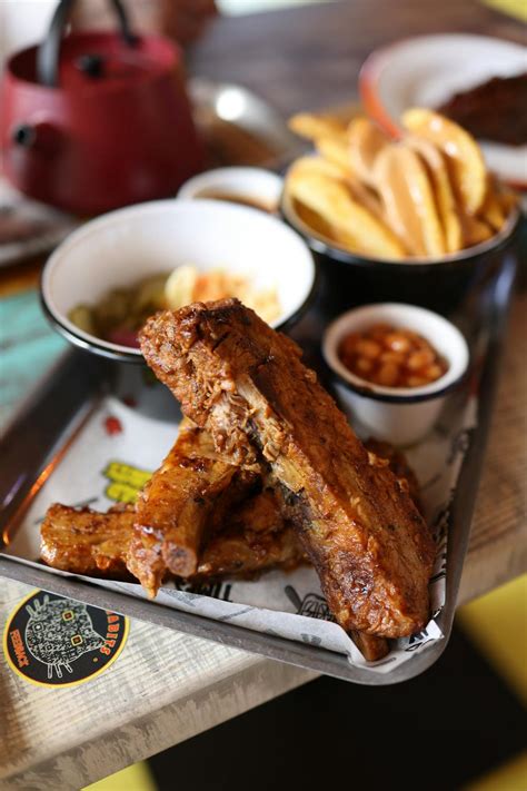 간식 플래터 감자튀김 고기 플래터 고소한 맛 구운 음식 다육 딥핑 소스 따뜻한 식사 레스토랑 다이닝 만족스러운 맛있는 갈비 맛있는 식사 맛있는 요리