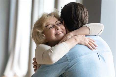 Hombre Regresa A Su Casa Después De Un Largo Tiempo Y Se Reencuentra