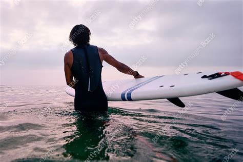 여름 서핑 바다 휴가 주제 익스트림스포츠 스포츠 수상스포츠 서핑보드 수중스포츠장비 운동 여가 주제 도전 컨셉 이미지 Jv12380978