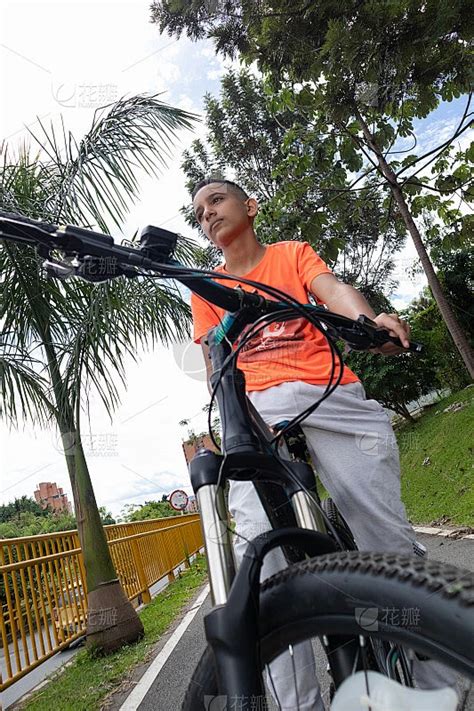 拉丁男孩和他的山地车素材 花瓣网