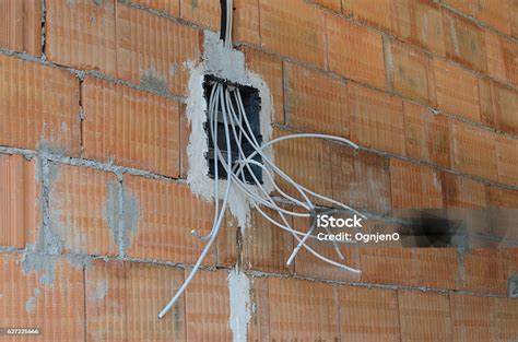 Instalasi Soket Listrik Di Dinding Bata Di Lokasi Konstruksi Rumah Foto