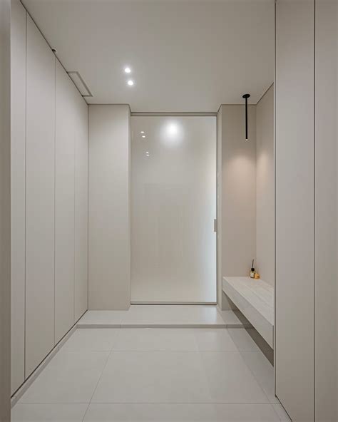 어나더그라운드청라인테리어 송도인테리어 부천인테리어 목동인테리어 아파트인테리어 심플함 속의 우아함 불필요한 요소를 배제하고 깔끔함을 강조한 현관 인테리어 집에