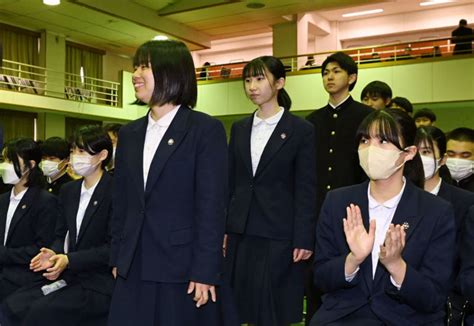 マスクの3年間最後は 満面”の笑顔 福岡中央高で卒業式｜【西日本新聞me】