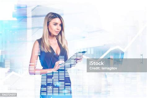 손에 태블릿 상승 화살표와 도시 고층 빌딩을 가진 사업가 개념에 대한 스톡 사진 및 기타 이미지 개념 개발 금융 Istock