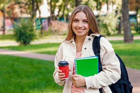 금발 소녀 학생은 노트북과 커피 한 잔 복사 공간으로 공원을 산책합니다 교육 개념 25 29세에 대한 스톡 사진 및 기타 이미지 25 29세 가방 걷기 Istock