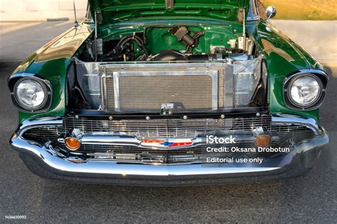 오픈 카 후드가있는 녹색 복고풍 시보레 벨 에어의 헤드 라이트 1955 자동차 전시회에서 Chevy 정면보기 스노호미시 워싱턴