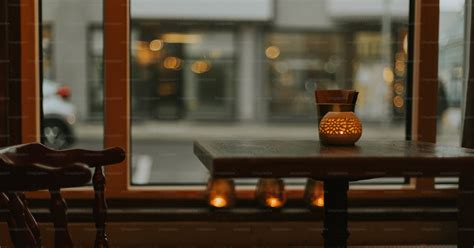 촛불이 달린 테이블 사진 Unsplash의 테이블 이미지