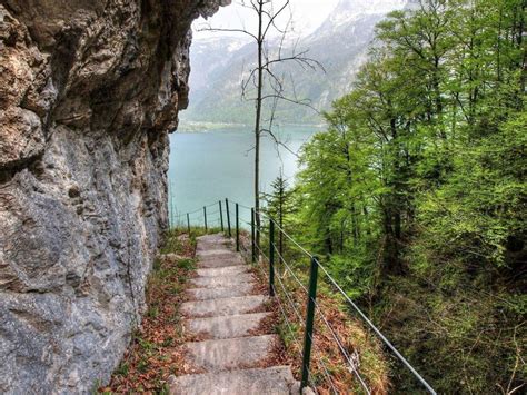 ทะเลสาบในหุบเขา ภาพธรรมชาติ
