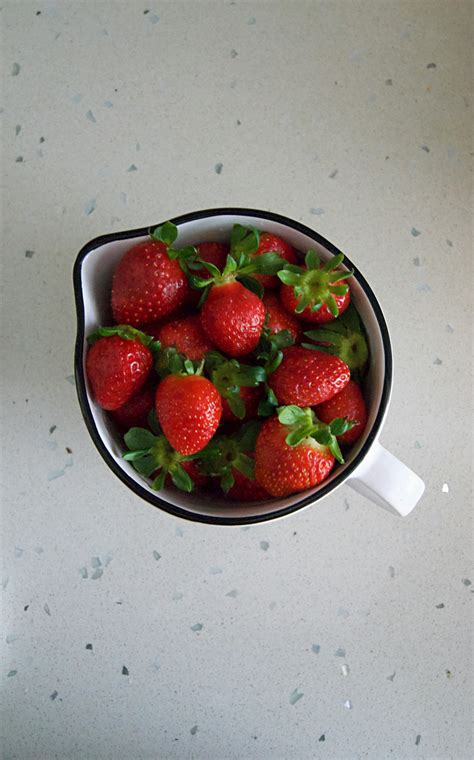 건강 식품 건강한 계절 과일 과즙이 많은 나무 상자 날 음식 농업 농작물 농장 다이어트 다채로운 달콤한 디저트 따는 딸기 러스틱 베리류 비건