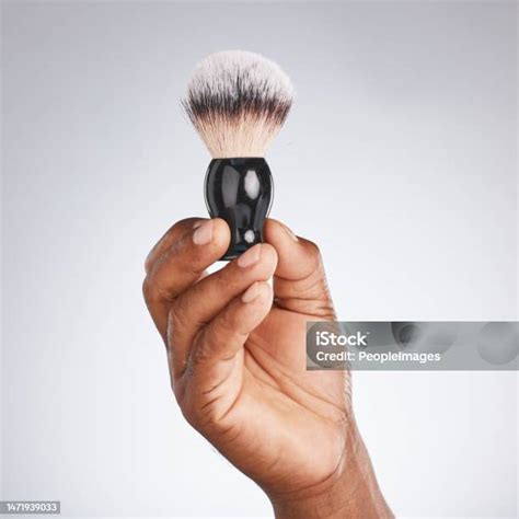 손 브러시 면도는 아름다움과 흑인 위생과 손질은 스킨케어 모형으로 합니다 면도 체모 관리 및 미용 도구 마케팅 스튜디오 배경에 대한 이발사 장비 면도에 대한 스톡 사진 및