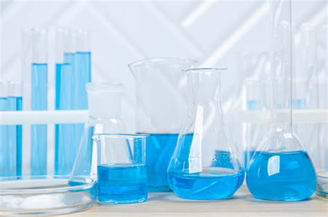 테스트 튜브가 있는 실험실 유리제품 플라스크 드롭퍼 페트리 접시 과학 실험실 실험실 장비 및 분석을 위한 측정 컵 및 실린더 0