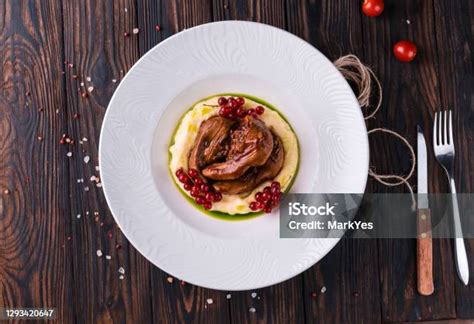 흰 접시에 붉은 건포도가 있는 양고기 혀를 조인다 레스토랑 서빙 고급 요리에 대한 스톡 사진 및 기타 이미지 고급 요리 고기 고명 Istock