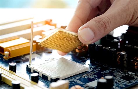 컴퓨터 공학의 유지 보수에 대 한 소켓 프로세서로 컴퓨터 Cpu 프로세서 메모리 구성 요소 변경 제공합니다 기술 및 개발 개념