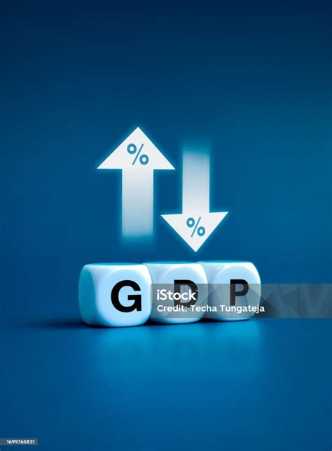 Gdp 비즈니스 개념입니다 단어 Gdp 국내총생산은 백분율 아이콘이 있는 위쪽 및 아래쪽 화살표 근처의 흰색 큐브 블록에 있습니다 한 국가의 경제 규모에 대한 사업 성장 및