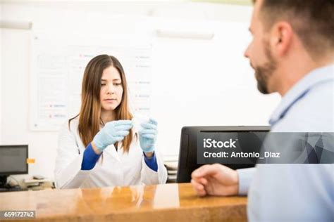 Sampel Pelabelan Resepsionis Di Laboratorium Foto Stok Unduh Gambar