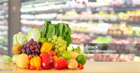 신선한 과일과 야채 슈퍼마켓 식료품점 나무 테이블에 흐리게 Defocused 배경 0명에 대한 스톡 사진 및 기타 이미지 0명 개념 건강한 식생활 Istock
