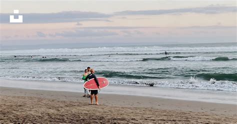 두 사람이 서핑 보드를 들고 해변을 걷는다 사진 Unsplash의 무료 발리 섬 이미지