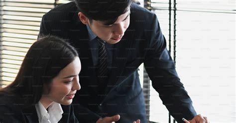 현대 사무실에서 재무 정보를 논의하는 컴퓨터 노트북을 사용하는 비즈니스 사람들의 초상화 사진 Unsplash의 사무실 이미지