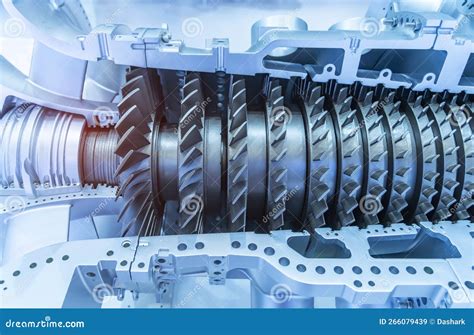 Turbine Engine With Longitudinal Section For Studying Arrangement Of Blades And Combustion