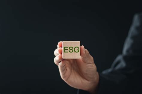 Бизнесмен с деревянным блоком с текстом Esg для мировой концепции устойчивой окружающей среды