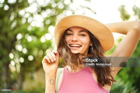 여름에 바깥에 서있는 동안 미소 짓는 태양 모자를 쓴 젊은 여성 치아교정기에 대한 스톡 사진 및 기타 이미지 치아교정기 미소 여름 Istock