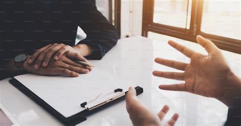 인터뷰 중 경영진의 손을 닫습니다 면접 고용 및 채용 개념 중 이력서를 읽는 심사관 사진 Unsplash의 문서 이미지