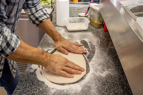 현지 피자와 자이로 레스토랑에서 마게리타 피자를 만드는 남자 레스토랑에 대한 스톡 사진 및 기타 이미지 레스토랑 만들기 밀가루 Istock