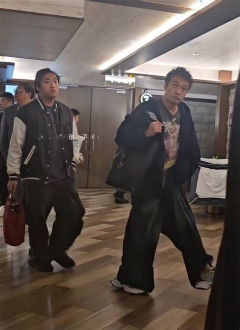 吴镇宇儿子费曼被偶遇！躲避镜头秒变社恐大男孩