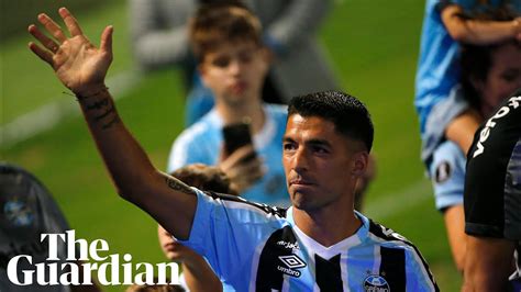 Luis Suárez Welcomed By 30 000 Fans At Brazils Grêmio Arena Youtube