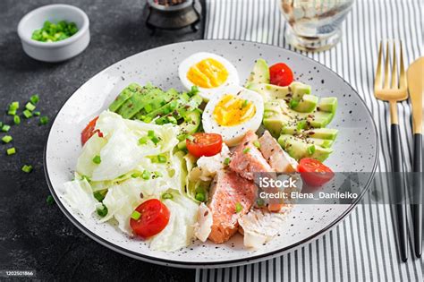 케톤 생성 다이어트 아침 식사 계란 생선과 아보카도 양상추와 씨앗 저탄수화물 고지방 아침 식사 케토 팔레오 메뉴 개념에 대한 스톡 사진 및 기타 이미지 Istock