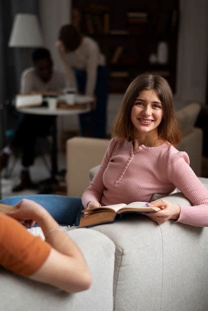 도서관에서 책을 읽는 사람들 무료 사진