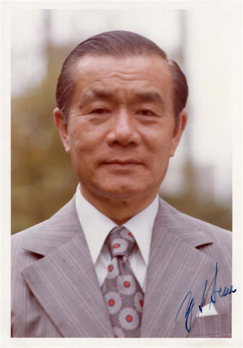 Yun Suan Sun Autograph Signed Photographs