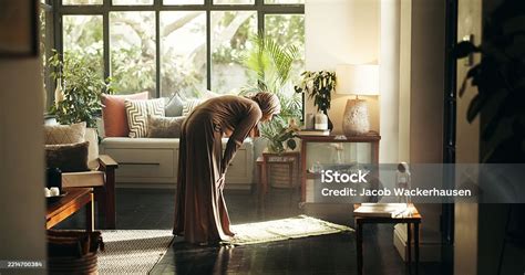 무슬림 기도와 종교는 감사 라마단 카림 및 예배를 위해 가정에서 여성과 함께합니다 이드 무바라크 알라 및 신앙을 위해 아파트 거실에서 사람과 두아와 함께하는 영적 평화 및