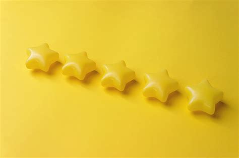 평가의 개념입니다 별 다섯 개가 노란 배경에 놓여 있습니다 E회사의 등급은 등급을 높입니다 서비스 만족의 개념 0명에 대한 스톡 사진 및 기타 이미지 Istock