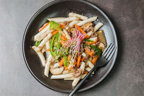 Premium Photo 검은색 접시에 담긴 한국 음식 궁중 떡볶이 요리