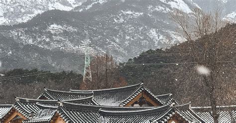 눈 덮인 산 풍경 속의 전통 한국 건축 · 무료 스톡 사진