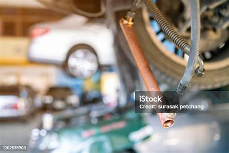 차고에서 자동차 가솔린 또는 디젤 엔진의 수정 또는 개발 기어 냉각 시스템을 위한 살롱 또는 세단 자동차에 설치하는 동안 오일